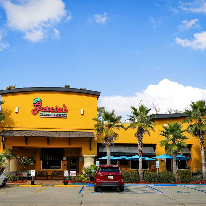 The sunshine-yellow exterior isn't just eye-catching&mdash;it's like a beacon calling out to hungry travelers on Highway 190. Palm trees included, no beach necessary.