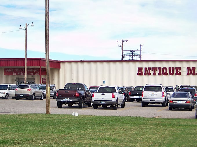 The unassuming exterior of Paramount Antique Mall belies the treasure trove within. Just like the best hole-in-the-wall diners, it's what's inside that counts.