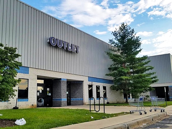 The unassuming exterior of treasure-hunting paradise. What this warehouse lacks in architectural flair, it makes up for in affordable possibilities inside.