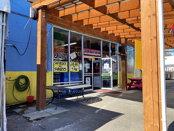 The churro stand alone is worth the trip! A vibrant Mexican flag waves proudly above this colorful outpost of deep-fried happiness.