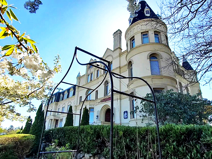 The cream-colored fa&ccedil;ade of Manresa Castle stands proudly against the Washington sky, like European royalty who decided the Pacific Northwest needed more turrets.
