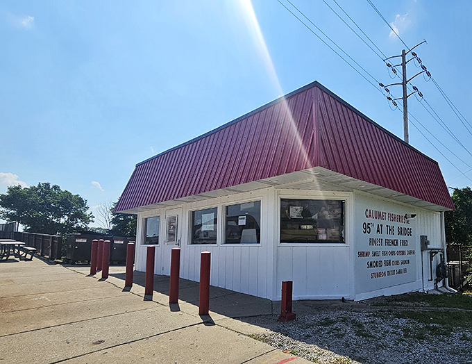 The iconic red-roofed shack stands proudly at 95th Street Bridge, a beacon of seafood excellence that's been drawing Chicagoans for generations.