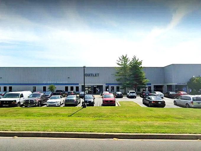 The unassuming exterior of treasure-hunting paradise. What this warehouse lacks in architectural flair, it makes up for in affordable possibilities inside.