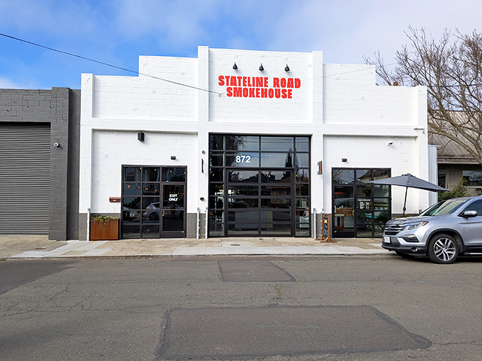 The unassuming white exterior of Stateline Road Smokehouse stands like a blank canvas, ready to paint your taste buds with smoky masterpieces.