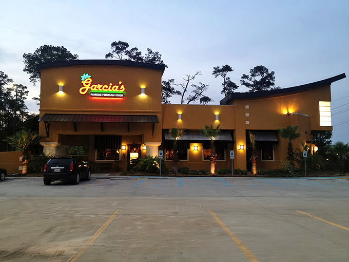 The sunshine-yellow exterior isn't just eye-catching&mdash;it's like a beacon calling out to hungry travelers on Highway 190. Palm trees included, no beach necessary. 