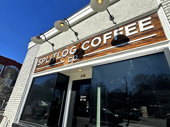 Splitlog's unassuming exterior hides coffee greatness within, like finding a diamond in your breakfast cereal &ndash; unexpected but absolutely delightful.