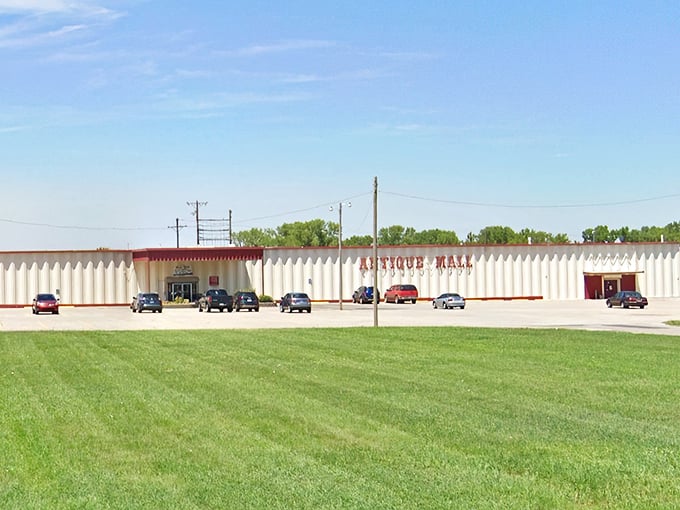 The unassuming exterior of Paramount Antique Mall belies the treasure trove within. Just like the best hole-in-the-wall diners, it's what's inside that counts.