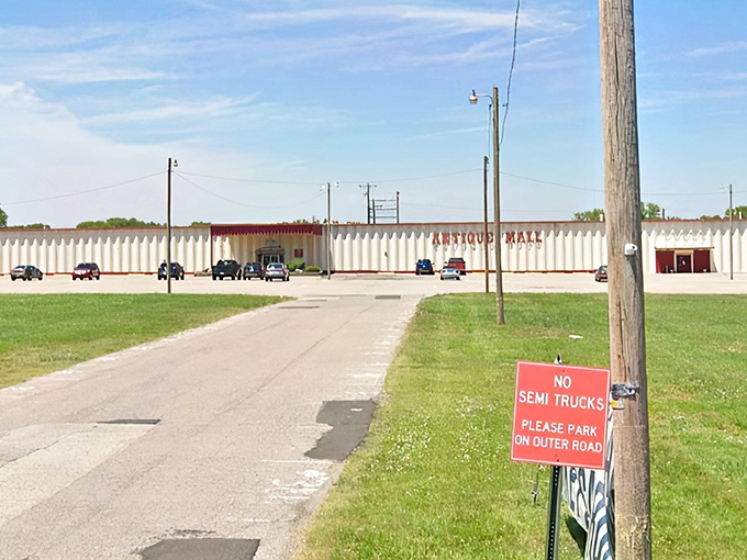 The unassuming exterior of Paramount Antique Mall belies the treasure trove within. Just like the best hole-in-the-wall diners, it's what's inside that counts.