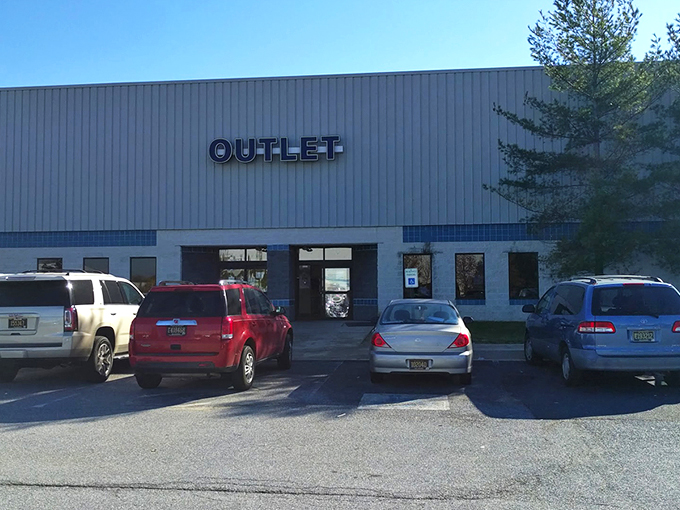 The unassuming exterior of treasure-hunting paradise. What this warehouse lacks in architectural flair, it makes up for in affordable possibilities inside.