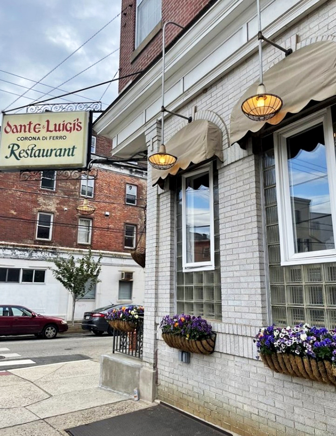 The white-brick fa&ccedil;ade with its yellow sign and window boxes has welcomed hungry Philadelphians since 1899. Classic elegance never goes out of style.