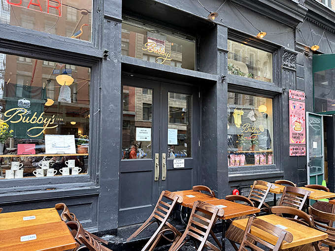 Bubby's iconic corner storefront in Tribeca welcomes you with its classic green awnings and outdoor seating where New York life unfolds right before your eyes.