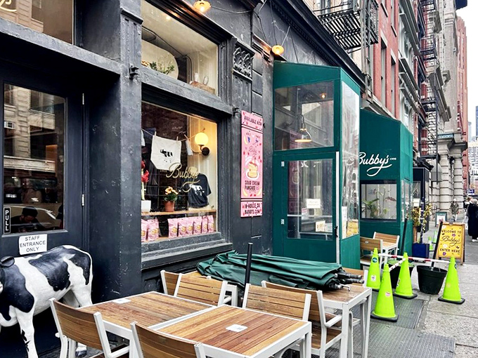 Bubby's iconic corner storefront in Tribeca welcomes you with its classic green awnings and outdoor seating where New York life unfolds right before your eyes.