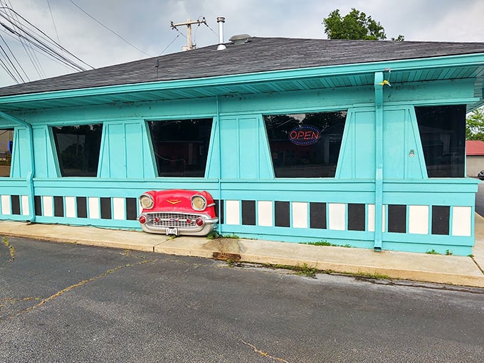 The turquoise time capsule beckons from the roadside, complete with classic car grille built right into the fa&ccedil;ade. Mid-century perfection awaits inside.
