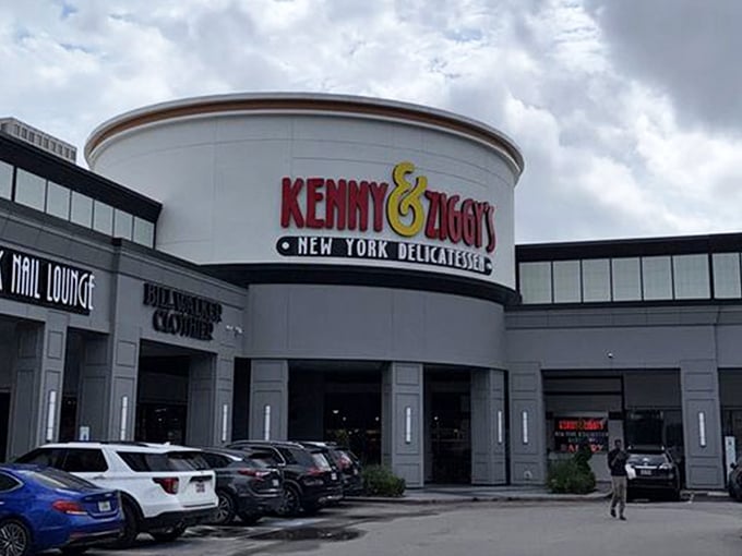 Like finding a Broadway theater in the middle of Texas, Kenny & Ziggy's distinctive curved fa&ccedil;ade boldly announces its New York deli credentials with no apologies.