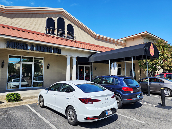 The unassuming exterior of Mussel & Burger Bar beckons like a siren song to burger lovers across Kentucky. Those columns aren't just holding up the roof—they're supporting culinary dreams.