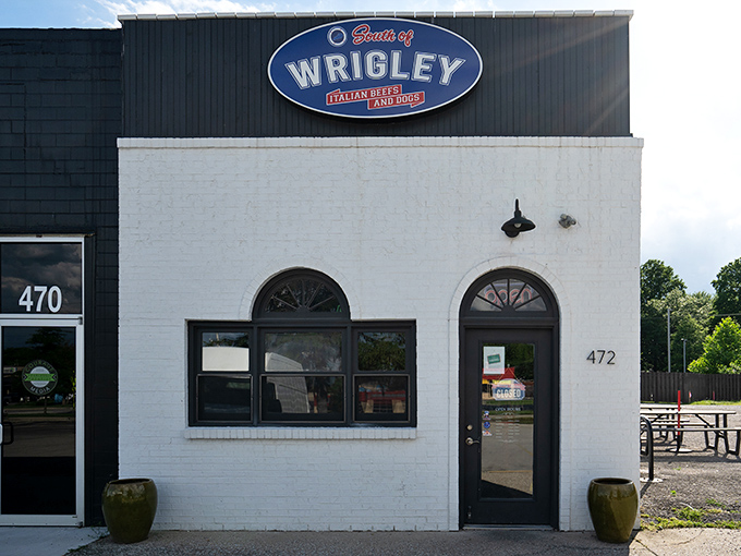 A slice of Chicago in the Bluegrass State! South of Wrigley's iconic blue sign promises Windy City delights that'll make your taste buds do the happy dance.