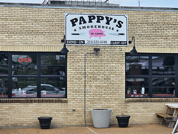 The humble brick exterior of Pappy's Smokehouse belies the flavor explosion waiting inside. Like finding a treasure map in your attic, this unassuming building holds culinary gold.