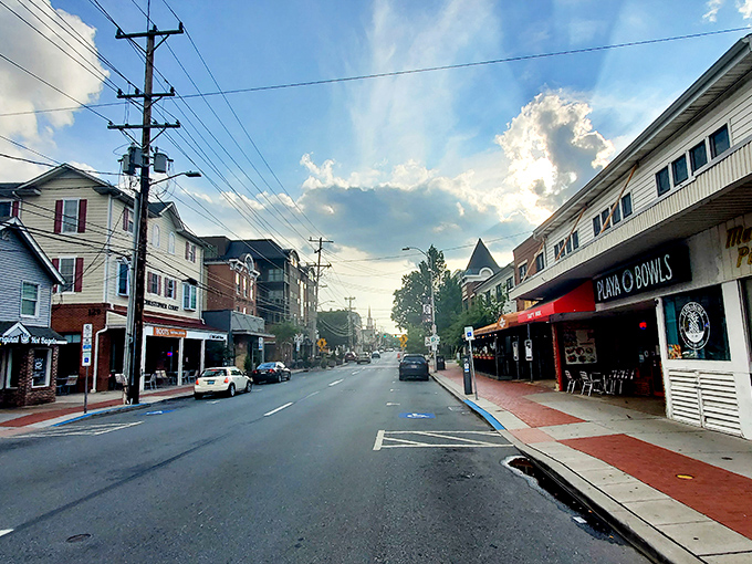 Main Street beckons with its brick-lined charm and small-town appeal. Newark's affordability doesn't mean sacrificing that picture-perfect downtown experience.