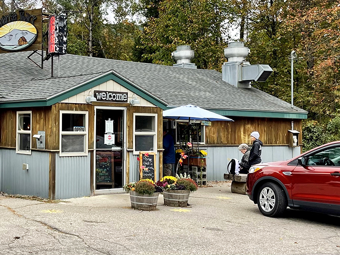 This unassuming wooden shack proves once again that culinary greatness rarely comes in fancy packages. Your morning adventure begins here.