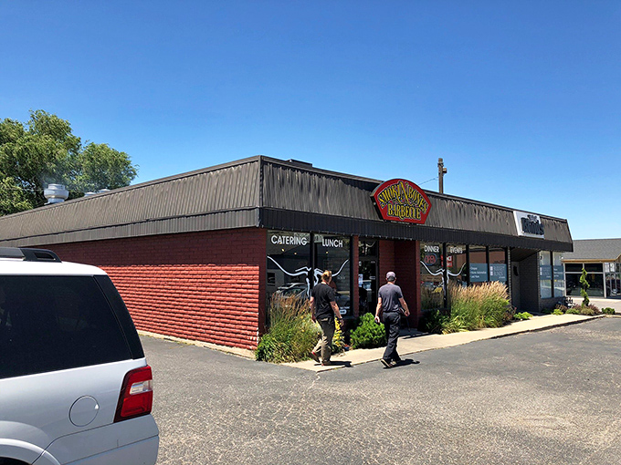 The unassuming exterior of Smokin Bones BBQ proves once again that the best barbecue joints often hide in plain sight, like culinary speakeasies of smoke and spice.