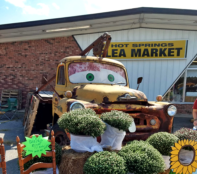 Mater's long-lost Arkansas cousin greets visitors outside the Hot Springs Flea Market, proving that even tow trucks deserve a second act in showbiz.