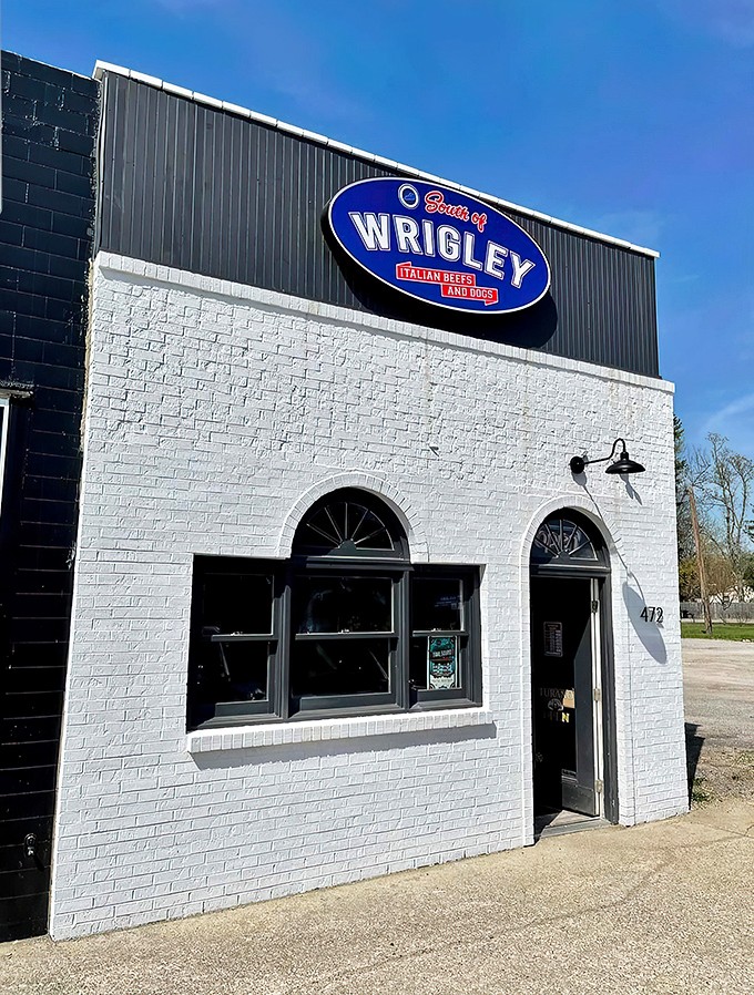 A slice of Chicago in the Bluegrass State! South of Wrigley's iconic blue sign promises Windy City delights that'll make your taste buds do the happy dance.