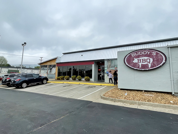 The modest exterior of Buddy's BBQ belies the flavor explosion waiting inside, like a treasure chest disguised as a simple wooden box.