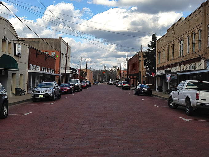 Jefferson's brick-paved streets aren't just charming—they're like time machines with better suspension. Every step echoes with history while modern life unfolds at a gentler pace.