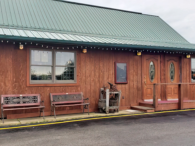 The red-stained timber exterior of Rustic Oak beckons like a carnivore's lighthouse in rural Missouri&mdash;rustic benches inviting you to sit a spell before the feast begins.