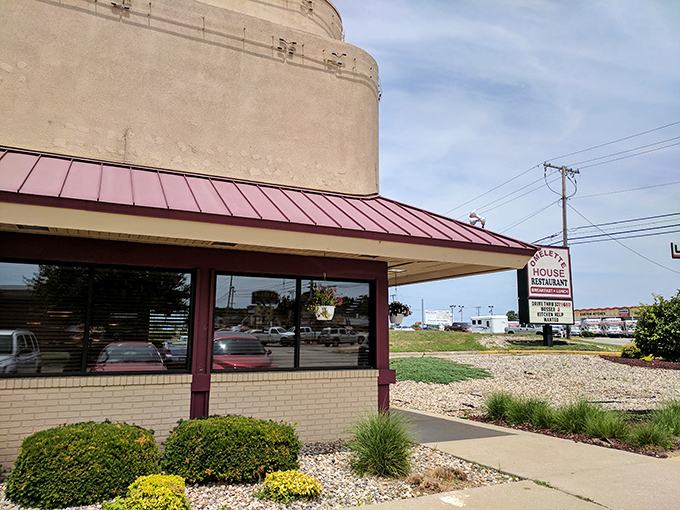 The unassuming exterior of Omelette House belies the breakfast magic happening inside. Like Clark Kent's glasses, this modest façade hides superhero-sized portions.