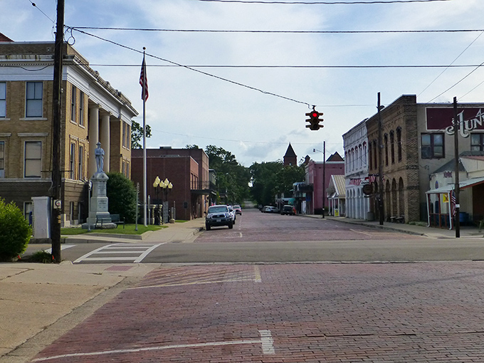 Jefferson's brick-paved streets aren't just charming—they're like time machines with better suspension. Every step echoes with history while modern life unfolds at a gentler pace.