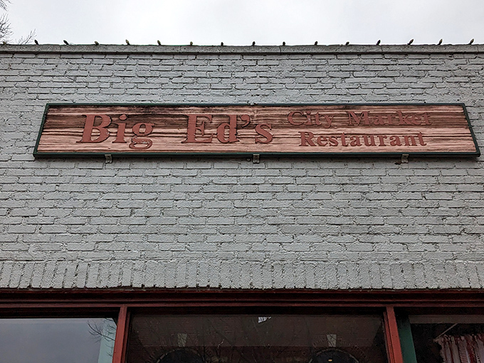 Big Ed's mint-green exterior with red-trimmed windows might not scream "culinary destination," but locals know this unassuming facade hides Southern food paradise inside.