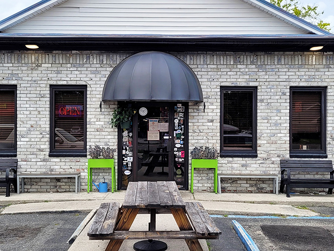 The unassuming brick exterior of Early Bird Diner hides culinary treasures within. Like finding a Picasso at a yard sale, the modest fa&ccedil;ade belies the masterpieces inside.