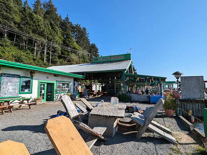 Nature's bounty awaits! These fresh clams are just begging to be steamed with garlic and white wine for a true Oregon coast experience. 