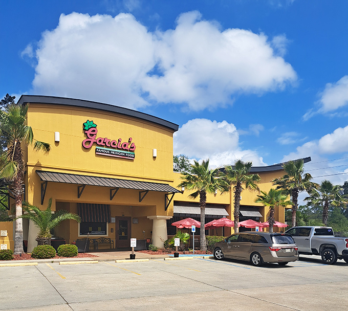 The sunshine-yellow exterior isn't just eye-catching&mdash;it's like a beacon calling out to hungry travelers on Highway 190. Palm trees included, no beach necessary. 