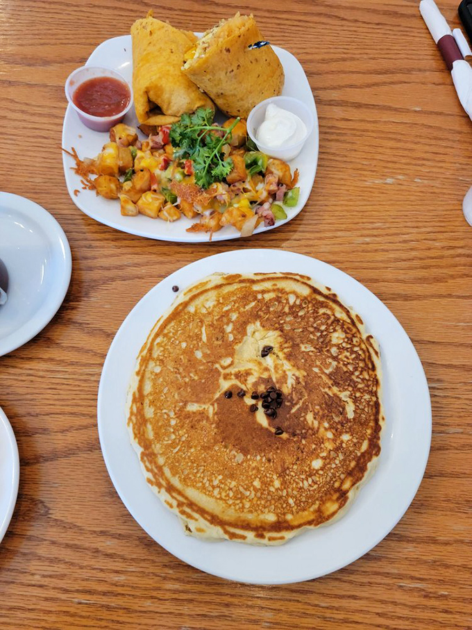 A pancake so perfectly golden it deserves its own Instagram account, paired with hash browns that refuse to be upstaged.