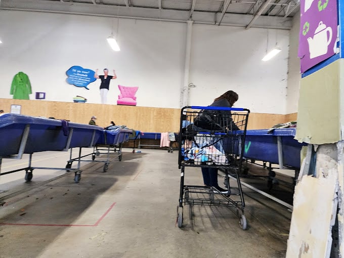 Bins as far as the eye can see, a textile topography that changes hourly. The dedicated diggers know: persistence pays off here.