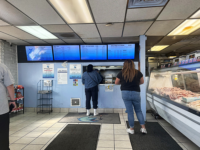 The line forms quickly at peak hours&mdash;locals know to call ahead or arrive early for the freshest catch without the wait.