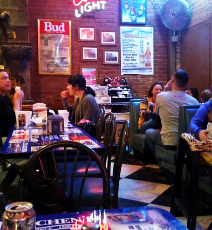 Where strangers become friends over shared chicken appreciation. Notice nobody's looking at their phones—that's the Eischen's effect.