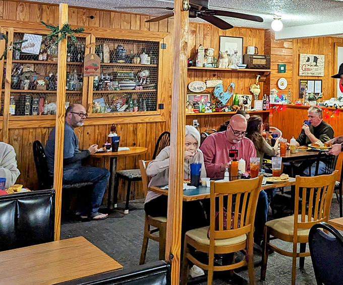 Where strangers become neighbors over shared appreciation of good food. Notice nobody's looking at their phones&mdash;the food commands complete attention.