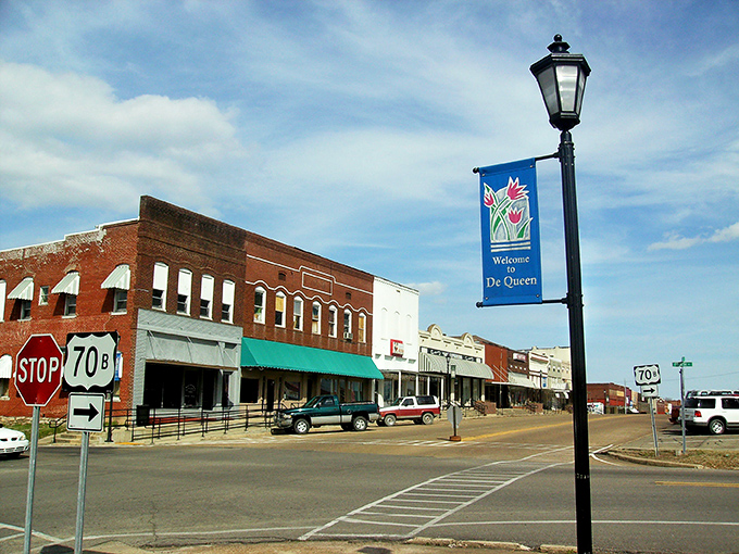 De Queen's welcome banner says it all&mdash;this is a town where strangers quickly become neighbors and neighbors become family.