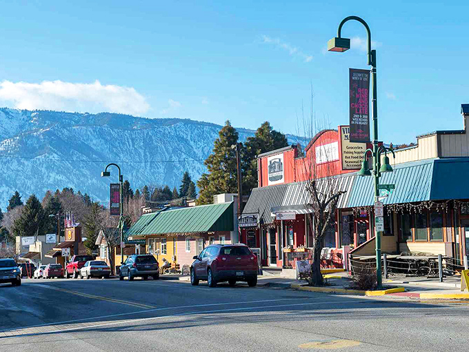 Washington’s storefronts play backup to that snowy mountain backdrop—but trust us, they’ve got main character energy too.