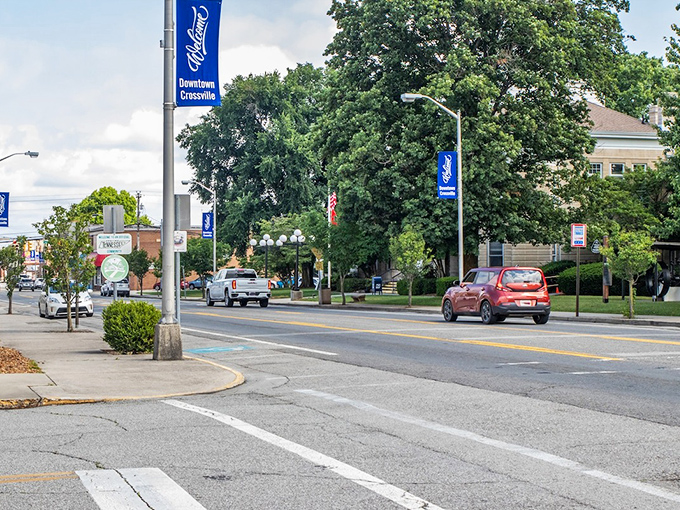 Banners wave, traffic rolls slow, and the courthouse lawn looks picnic-ready&mdash;this downtown stroll practically schedules itself.