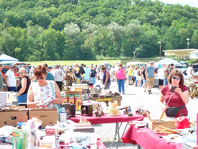 Deal-seeker's delight! The crowded pathways of Leighty's Market prove that Pennsylvanians know where to find the best bargains. 