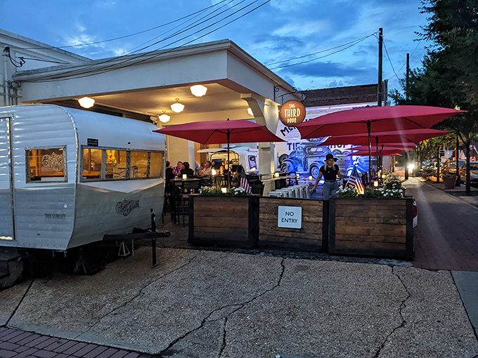 Speakeasy under the stars! When evening falls, this former filling station transforms into a Prohibition-era playground.