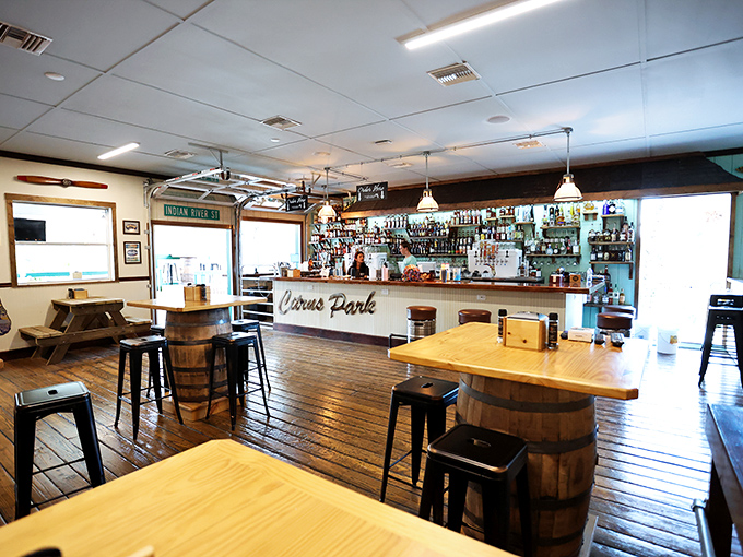 A bar that understands its mission: provide cold drinks to accompany seafood without unnecessary fuss or pretension.