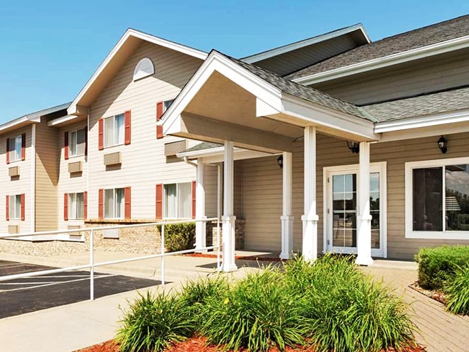 This hotel doesn't scream "I'm a charming small-town accommodation" &ndash; it politely mentions it with tasteful landscaping and welcoming columns.