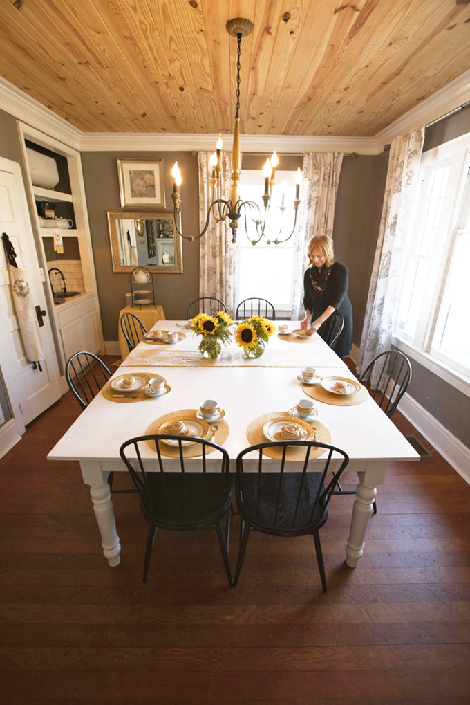 A dining room so elegantly homey that you'll want to text the designer photos of your own sad dining space for immediate intervention.