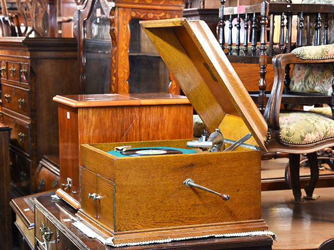 Victorian music streamer, no subscription required. This hand-cranked time machine delivered tunes long before Spotify knew what playlists were.