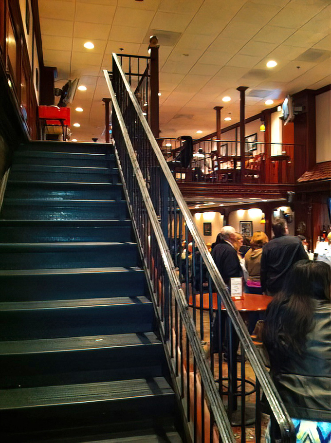 The stairway to seafood heaven isn't pearly&mdash;it's painted navy blue and leads to G&M's second-floor dining area.